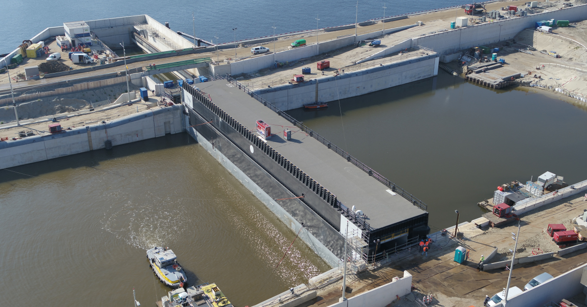 First lock gate new sea lock IJmuiden in place | VolkerWessels